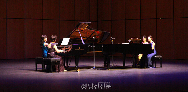 피아노 건반 위 ‘춤추는 8개의 손’